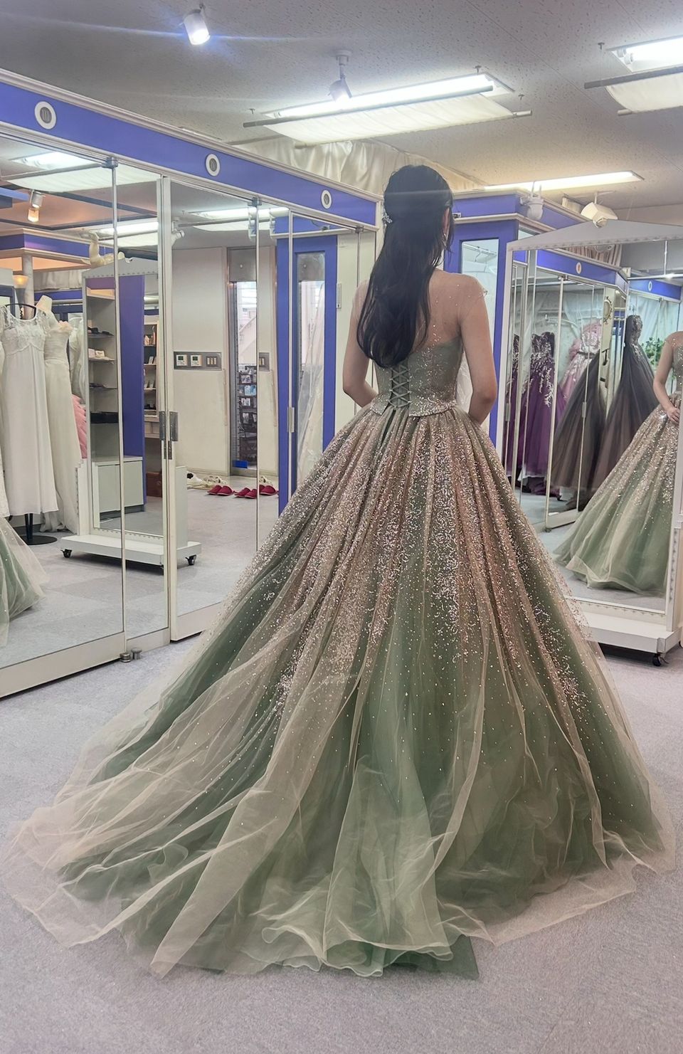 きらめきの強いグリーンドレス。ラメが動くたびきらめいて、とても綺麗なドレスです。形がシンプルす...|衣装口コミ・評判｜BRIDAL ...